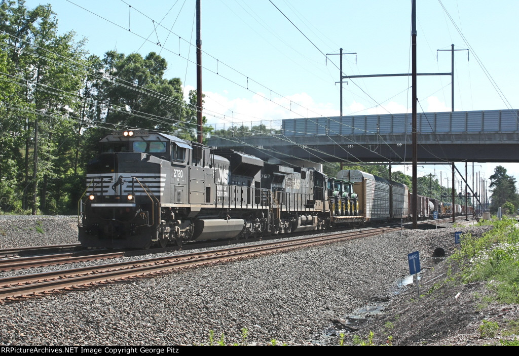 NS 2720 and train 34A